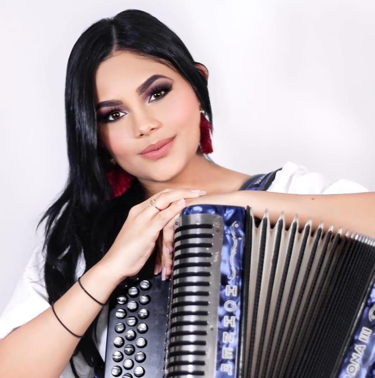 Dos talentosas mujeres marcaron la pauta tocando el acordeón